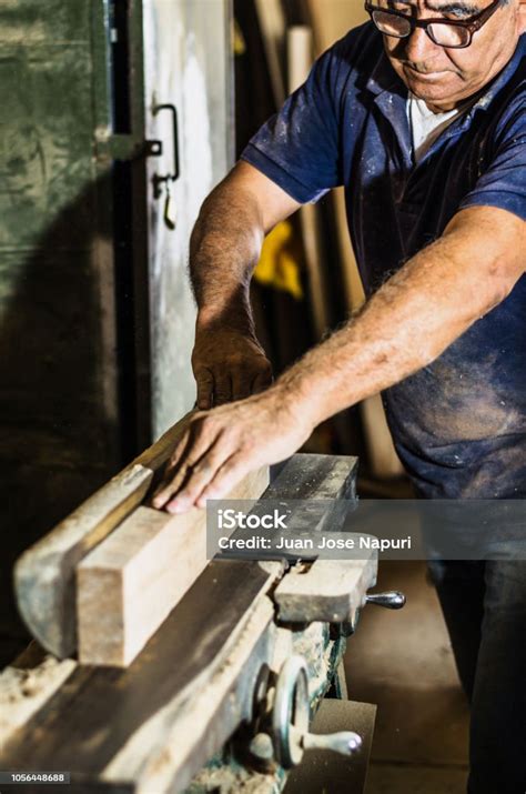 톱 밥 나무 테이블에 도구 목수 원형 보았다입니다 나무 판자를 절단 Diy에 대한 스톡 사진 및 기타 이미지 Diy 강철 건설 기계류 Istock