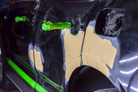 블랙 사고와 스크래치를 노란색 퍼 티를 적용 하 여 영역 손상 및 비 손상 요소는 차량 수리 워크숍에서 녹화 후에 자동차 바디