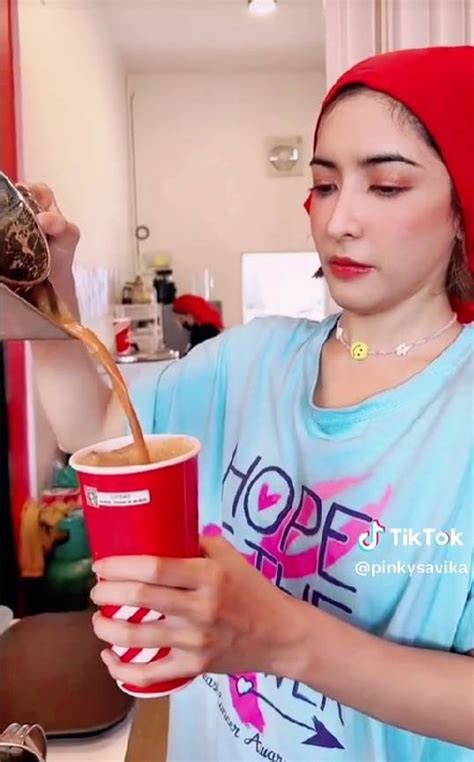 สู้ชีวิต “พิ้งกี้ สาวิกา” ผันตัวเองเป็นแม่ค้ายืนขายไก่ทอดในปั๊มน้ำมัน