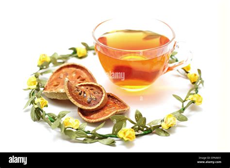 Sex Bael Et Jus De Fruit De Bael Sec Isolé Sur Fond Blanc Photo Stock