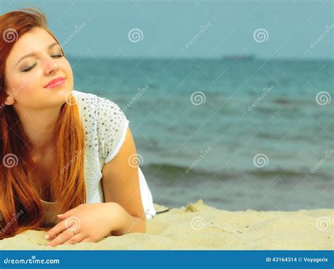 Bella Ragazza Dai Capelli Rossi Sulla Spiaggia Ritratto Fotografia Stock Immagine Di Donna