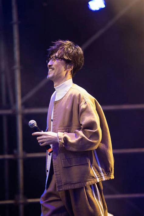 周传雄音乐节首秀压轴献唱 四十分钟全程大合唱引爆成都麦田歌迷歌曲舞台