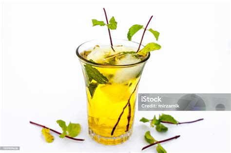 레몬과 민트 잎잭 줄렙과 같은 투명한 유리에 흰색으로 고립된 인기 있는 인도 및 아시아 여름 음료 0명에 대한 스톡 사진 및 기타 이미지 Istock