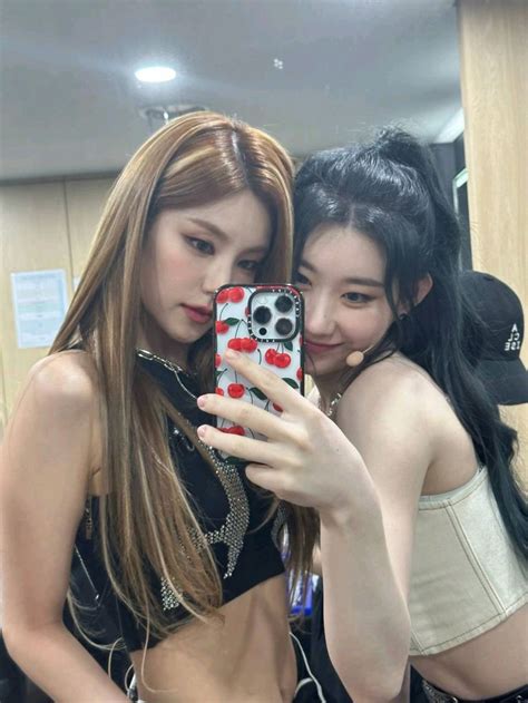Itzy Yeji And Chaeryeong Celebridades Foto Fotos Lindas