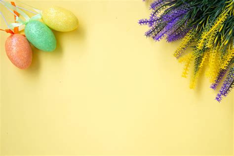 노란색 배경에 플라스틱 꽃과 화려한 부활절 달걀 화려한 계란 장식 계란 사냥 평면 누워 텍스트에 대 한 복사 공간을 가진 평면도 0명에 대한 스톡 사진 및 기타 이미지