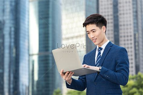 비즈니스 사람이 들고 노트북 사진 무료 다운로드 Lovepik