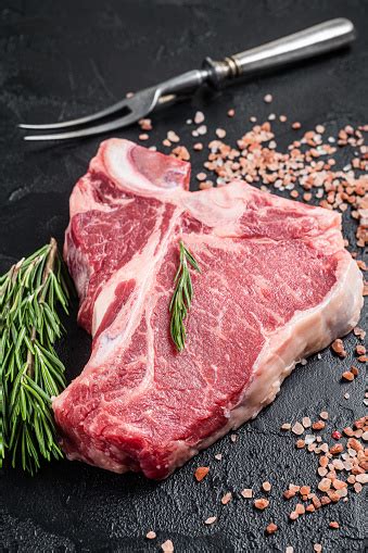 생 T 뼈 쇠고기 고기 스테이크 로즈마리와 정육점에 포터 하우스 스테이크 검은 색 배경 위쪽 보기 0명에 대한 스톡 사진 및 기타 이미지 Istock