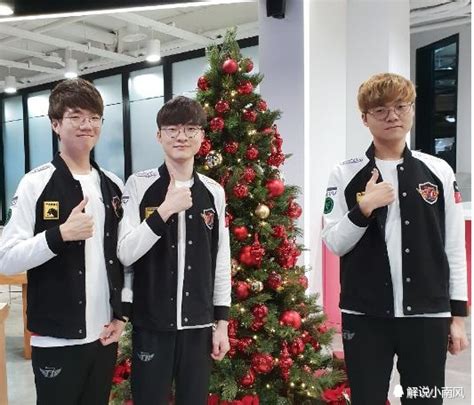 Skt聚餐照全员贯彻李哥点赞手，唯有创始人李哥举起孤独酒杯 哔哩哔哩