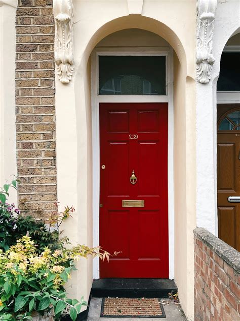 건물 외관 건물 외장 건축 고전적인 디자인 기이 한 녹색 문 다듬어진 관목 대칭 디자인 도시 생활 도시의 돌 통로 분홍색 외관 빈티지 스타일 수직