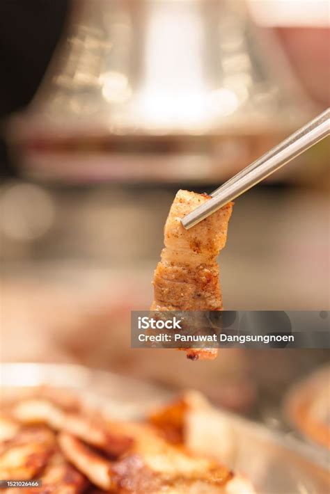 요리사 스토브에서 고기 돼지 고기를 굽는 것은 레스토랑에서 제공됩니다 한국 음식과 Bbq 전통 스타일 바베큐그릴에 대한 스톡