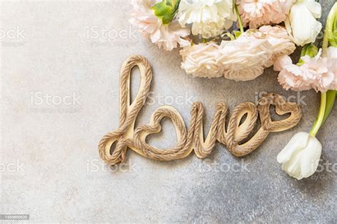 밝은 회색 배경에 사랑 편지와 아름다운 봄 꽃이 있는 발렌타인 데이 인사말 카드 발렌타인 데이 여성의 날 어머니의 날 개념 위에서 본 모습 공간을 복사합니다 0명에 대한