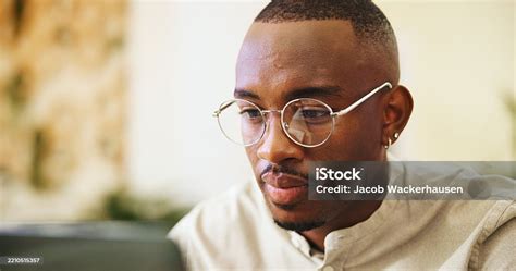 안경 노트북 그리고 편집이나 출판을 위해 사무실에서 비즈니스 흑인 남성과 함께 독서 컴퓨터 저널리즘 및 타이핑 직장에서 창의적인 직원과 함께 온라인 잡지 기사 또는 보고서