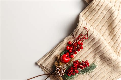 추상적인 가을 구성 다채로운 배경 이미지 가을 겨울 개념 맨 위 보기입니다 플랫 레이 공간을 복사합니다 흰색 배경에 격자 무늬 말린 잎 추수 감사절 개념 책상에 대한 스톡