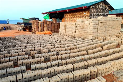 လားရှိုးမြို့တွင် အဆောက်အဦ ဆောက်လုပ်လာမှုများလာသဖြင့် အုတ်ရိုက်လုပ်ငန်း လုပ်ကိုင်သူများလာ