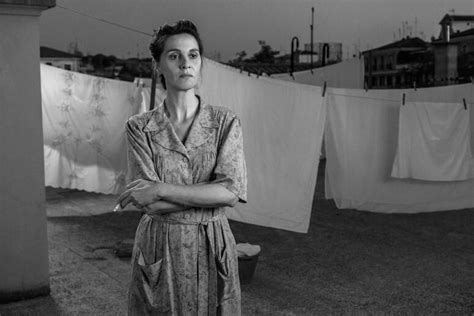 가정폭력 다룬 흑백영화 바비 넘어 올해 伊 최고 흥행작 나무뉴스