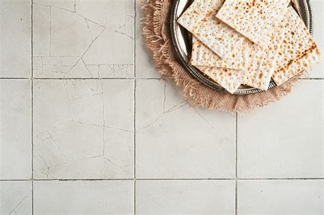 유월절 축하 개념 Matzah 빨간 코셔 호두 오래된 회색 금이 간 타일 조리대 테이블 배경에 전통적인 의식 유대인 빵 유월절 음식 페삭 유대인 휴가 0명에 대한 스톡 사진