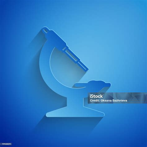 파란색 배경에 분리 된 종이 컷 현미경 아이콘 화학 제약 기기 미생물학 확대 도구 종이 아트 스타일입니다 벡터 일러스트레이션