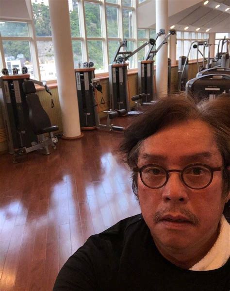 70岁谭咏麟戴口罩健身 头发凌乱黑眼圈明显 搜狐大视野 搜狐新闻