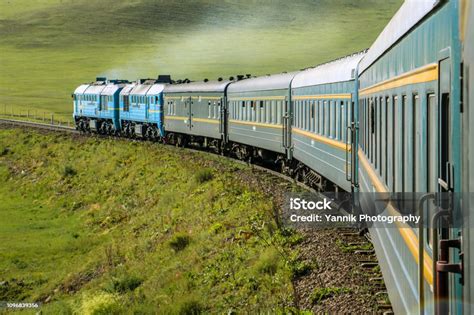 포스터 철도 기관차와 화창한 여름 날 근처에 몽골을 통해 증기 교차점 기차에 대한 스톡 사진 및 기타 이미지 Istock