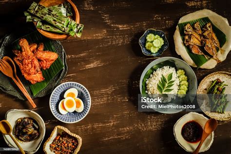 Nasi Lemak 닭고기 생선 계란 및 야채 요리와 함께 말레이 향기로운 찐 쌀 싱가포르 문화에 대한 스톡 사진 및 기타 이미지 싱가포르 문화 쌀 주식 음식