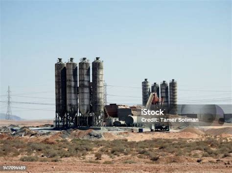 아스팔트 시멘트 및 콘크리트 생산을위한 사막의 공장 장비를 배치하고 개발 목적으로 혼합하는 소형 콘크리트 배치 강철에 대한 스톡 사진 및 기타 이미지 Istock