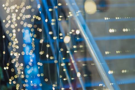 카페 창에서 화 환 배경으로 현대 도시의 추상적 인 사업 창에서 흐리게 창에서 빛의 개념 빛 단계의 배경에 유리 반사 블루 Bokeh 금융에 대한 스톡 사진 및 기타 이미지