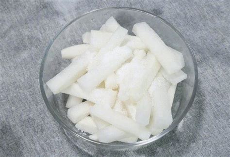 白蘿蔔別再炒了放點辣椒和醋這樣做開胃的酸蘿蔔下飯也很棒 每日頭條