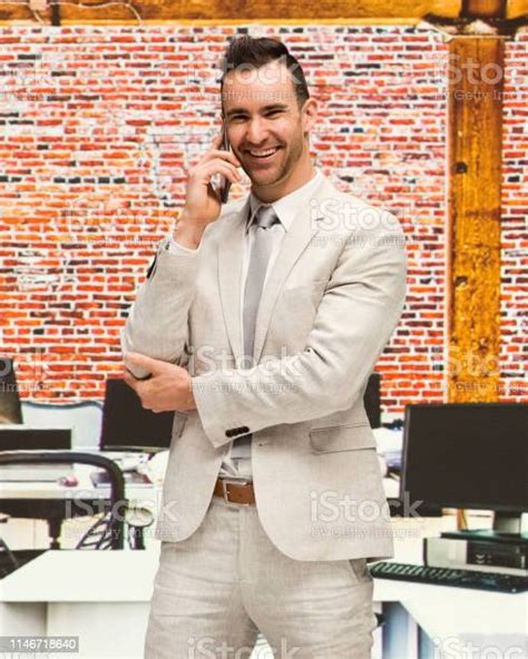 스마트 폰에 얘기 하는 직장에서 서 있는 매력적인 사업가 20 29세에 대한 스톡 사진 및 기타 이미지 20 29세 25 29세 긍정적인 감정 표현 Istock