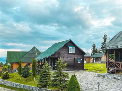 Літні вечори в Карпатах — це окрема магія ⠀ Тепло яке не пече тиша яка не лякає і небо яке