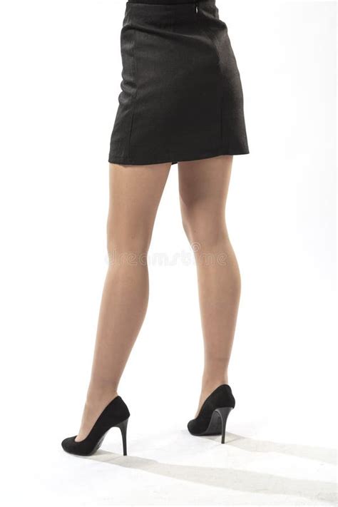 Ragazza Con Bellissime Gambe Sbiancanti In Gonna Nera Corta Su Sfondo