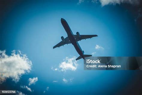 비행기는 하늘에 날고 있다 비행기로 여행 국제 수송입니다 0명에 대한 스톡 사진 및 기타 이미지 0명 공항 관광 Istock