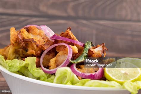 양파 파코다 또한 칸다 바하지지로 알려진 파이즈 케 파코데 파코다 피아즈 파코레 파코라 피야즈 바지는 북부와 남부 인도에 걸쳐 장마기에 즐길 수 있습니다 그린 처트니와 케첩