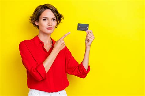 밥 갈색 머리 소녀 같은 숙녀 매니저 추천 손가락 가리키는 새로운 은행 카드 무선 결제 노란색 배경에 고립 된 인물 사진 25 29세에 대한 스톡 사진 및 기타 이미지