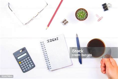 메모장 텍스트 아이디어 계산기 선인장 메모 지 펜 안경 화이트 테이블 손 한 잔의 커피를 보유 하고있다 결심에 대한 스톡 사진 및 기타 이미지 Istock