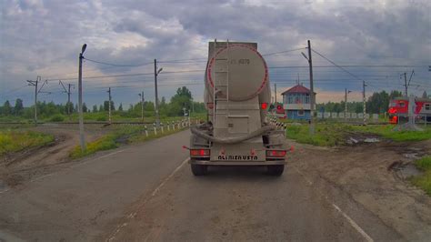 Железнодорожный переезд со шлагбаумом под Зырянкой - YouTube