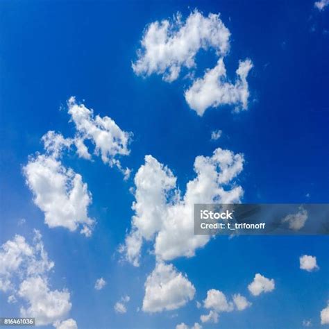 격리 된 흰 구름 푸른 하늘에 파란색 배경 위에 고립 된 구름의 집합입니다 디자인 요소입니다 화이트 구름 고립 컷아웃 추출 구름 구름에 대한 스톡 사진 및 기타 이미지