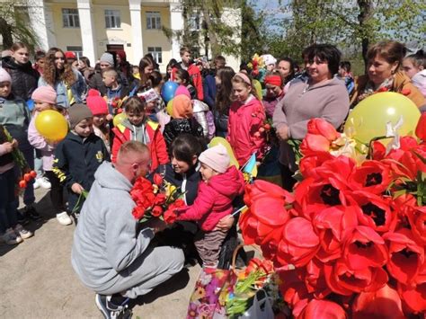 Зустрічали всією громадою мережу розчулили кадри повернення українського Героя з полону Відео