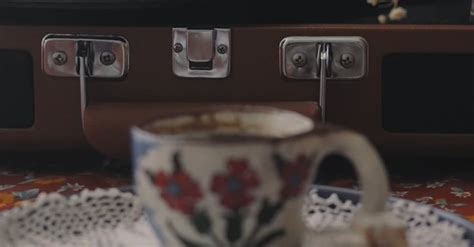 실내 Lp 레코드 가구 가정의 꽃 낭만적인 따뜻한 따뜻한 음료 레코드 플레이어 레트로 미니멀리스트 보석 비닐 레코드 빈티지 설탕 스타일리시한