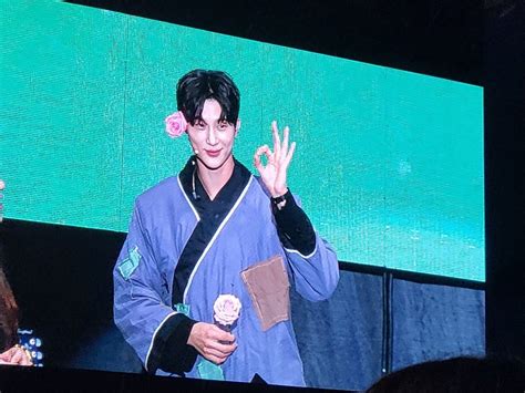 邊佑錫見面會第二場沒有小櫻了 變成玫瑰乞丐裝🌹 我有時候真搞不懂這哥的腦迴路🥰