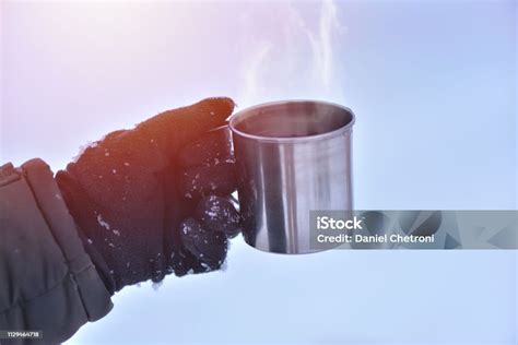 측면 장갑 따뜻한 차 또는 커피 컵을 들고 있는 남성의 손 보기 차 휴식입니다 겨울 시간 개념 겨울에 대한 스톡 사진 및 기타