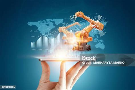 남자의 손에 스마트 폰과 현대 식물의 로봇 팔 Iot 기술 개념 스마트 팩토리 디지털 제조 운영 산업 40 Stem 주제에 대한