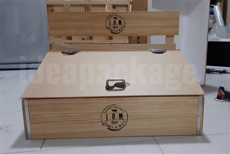 ลังไม้พร้อมสแตนเลส แบบยกสูง ตัวถาดสแตนเลส ขนาด 40x65x29cmเอียง 20 องศา มีสกรีนโลโก้ เพิ่มฝา