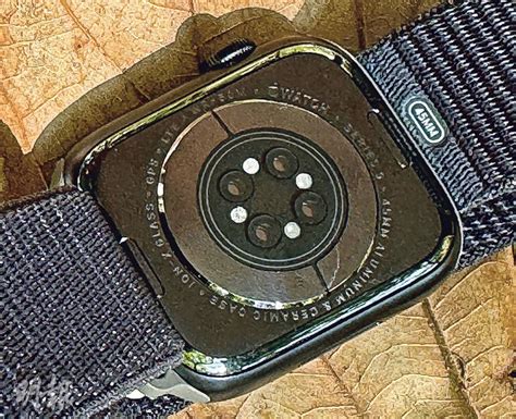 新晶片定位 方便果粉搵手機 Apple智能表感應手勢 點指接call 20231007 Culture And Leisure 明報 Our Lifestyle