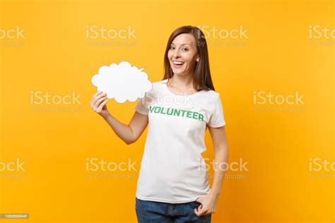백인 여자 면된 비문 녹색 제목 자원 봉사 T 셔츠 잡고 빈 빈 말 클라우드 연설 거품 노란색 배경에 고립 자발적인 무료 지원 도움말 자선 총 작업 개념입니다 T 셔츠에