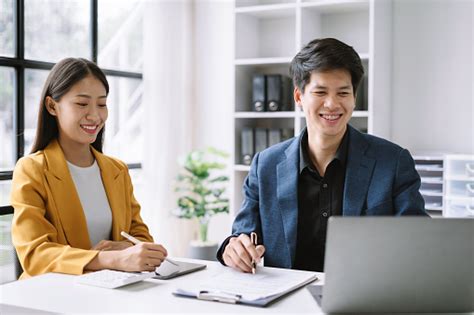사업가 팀 또는 재무 데이터 분석가는 태블릿과 랩톱 컴퓨터 및 데이터 그래프를 함께 사용합니다 사무실에서 프로젝트를 분석 할