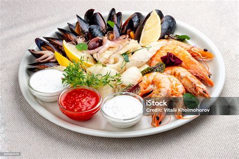 다양한 신선한 해산물과 소스를 곁들인 플래터 문어 송아지 홍합 새우 가리비 델리카트슨에 대한 스톡 사진 및 기타 이미지 델리