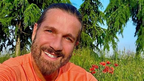 Edoardo Stoppa Chi è Il Concorrente Dellisola Dei Famosi Età Moglie Figli Carriera E Instagram