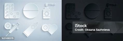 연고 크림 튜브 약 노즐 스프레이가 있는 의료 병 주사기 바늘 심장 십자가 약 알약 또는 정제 및 알약 물집 팩 아이콘을 설정합니다 벡터 3차원 형태에 대한 스톡 벡터 아트