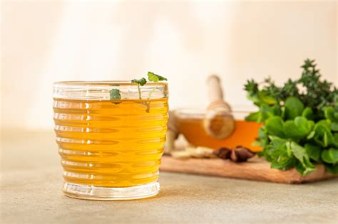 생강 뿌리 레몬과 꿀 가벼운 콘크리트 배경뜨거운 민트와 백리향 차 허브 차 개념에 대한 스톡 사진 및 기타 이미지 개념 건강관리와 의술 건강한 생활방식 Istock