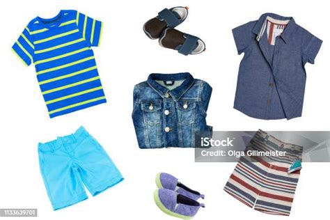 어린이 옷의 콜라주 세트입니다 데님 청바지 재킷 데님 신발 셔츠와 흰색 배경에 고립 된 아이 소년을 위한 두 개의 짧은 바지 개념 봄과 여름 옷입니다 클로즈업 0명에 대한